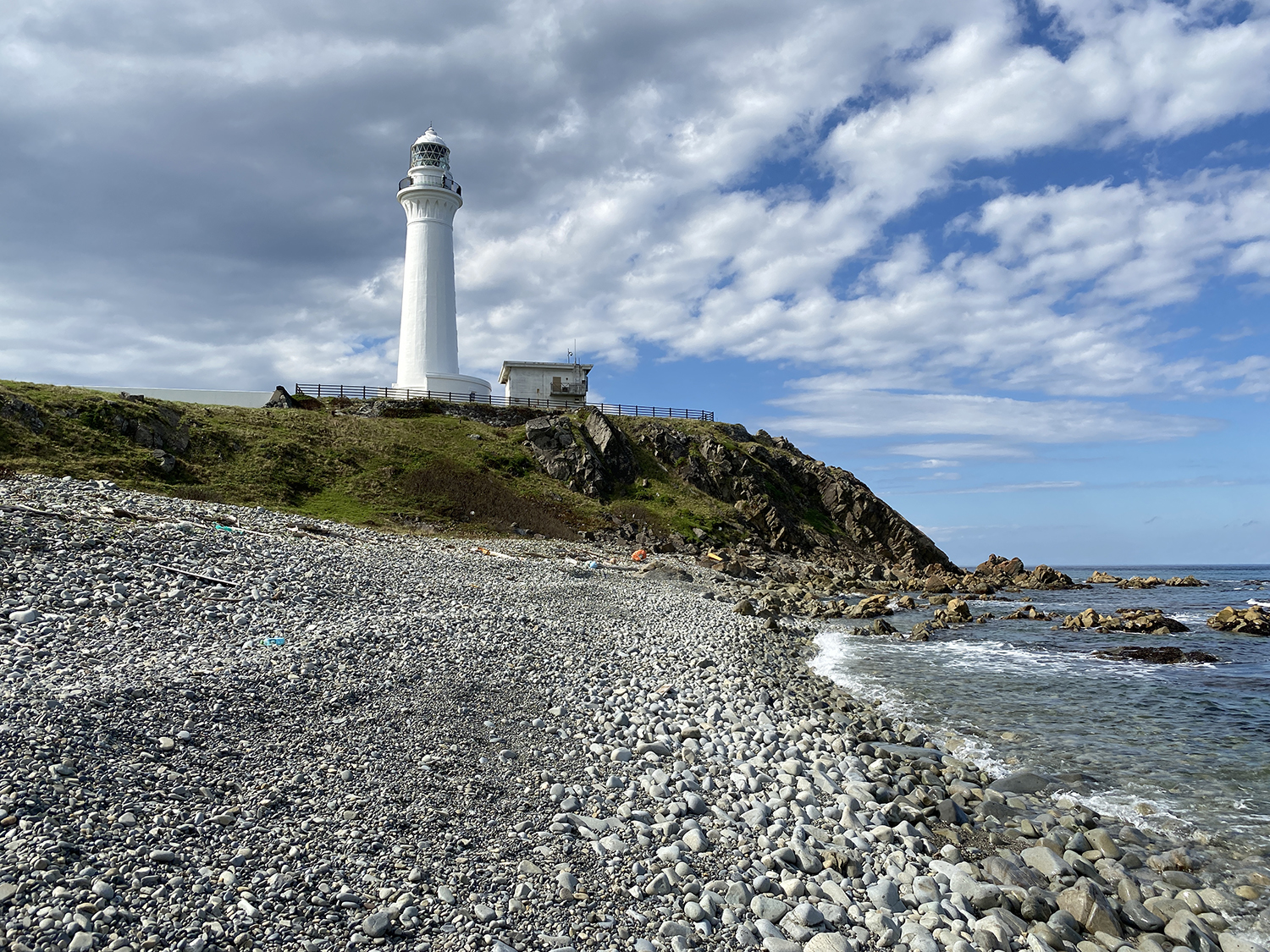 【青森県のオススメロケーション】尻屋崎灯台へ寒立馬に会いに - JItoZU 字と図[編集者+デザイナー]デザイン事務所