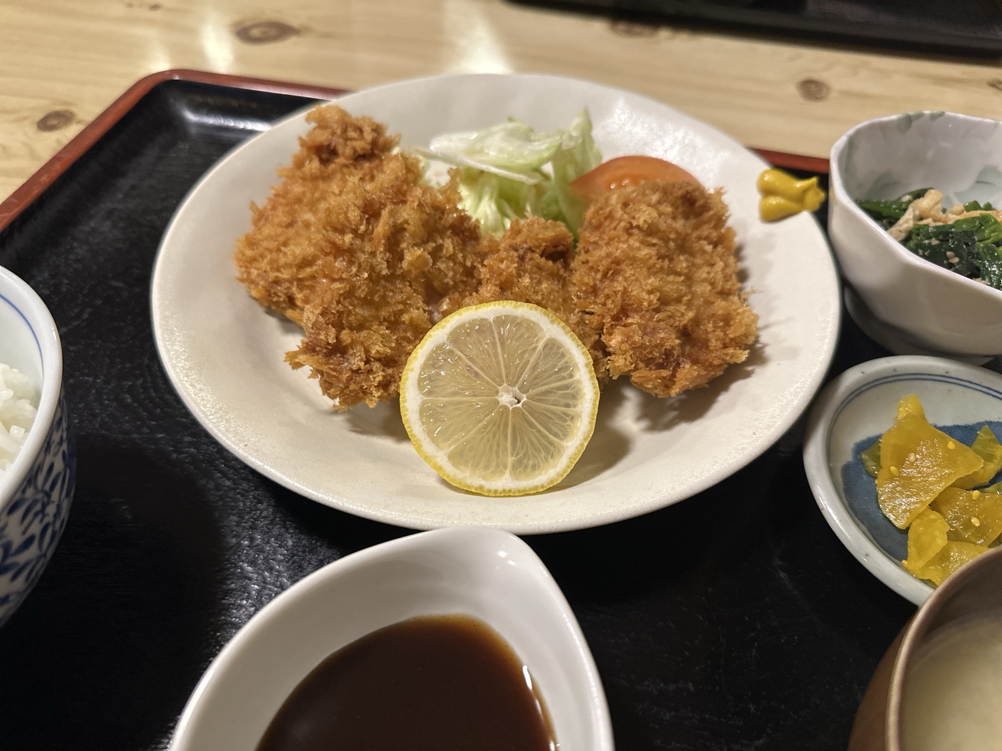 [十和田ランチもディナーもここで食え！]メニュー豊富な古き良きレトロ定食屋『天ぷら奥入瀬』で食べるトンカツ - JItoZU 字と図[編集者+デザイナー]デザイン事務所